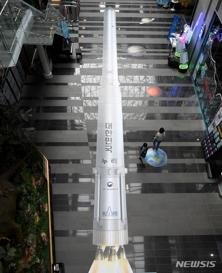 '누리호 3차 발사' 축소 모형 그림 설치