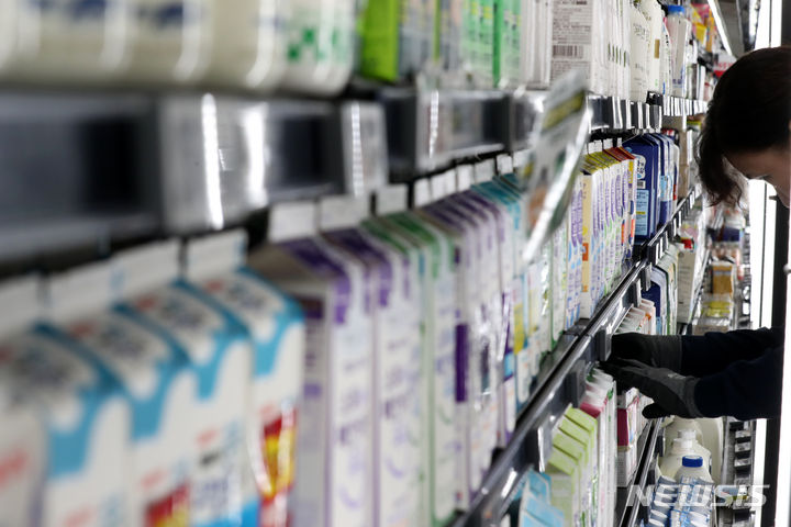 [단독] "물가안정 동참" 식품사 이어 편의점 GS25 PB우유도 인상 철회