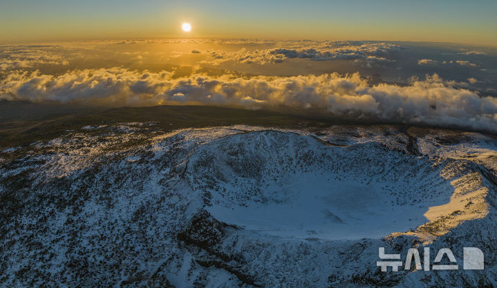 구름 뚫고 솟아오른 붉은 빛…하늘서 본 한라산 첫 일출[뉴시스 앵글] :: 공감언론 뉴시스