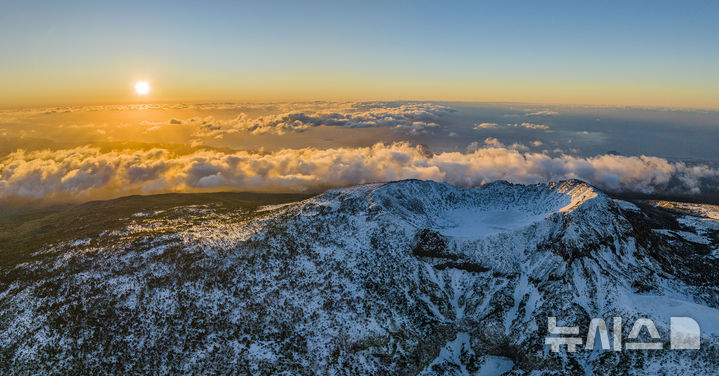 구름 뚫고 솟아오른 붉은 빛…하늘서 본 한라산 첫 일출[뉴시스 앵글] :: 공감언론 뉴시스