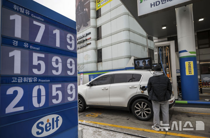 국제유가 4년 만에 최저치…WTI 배럴당 60달러 아래로 :: 공감언론 뉴시스