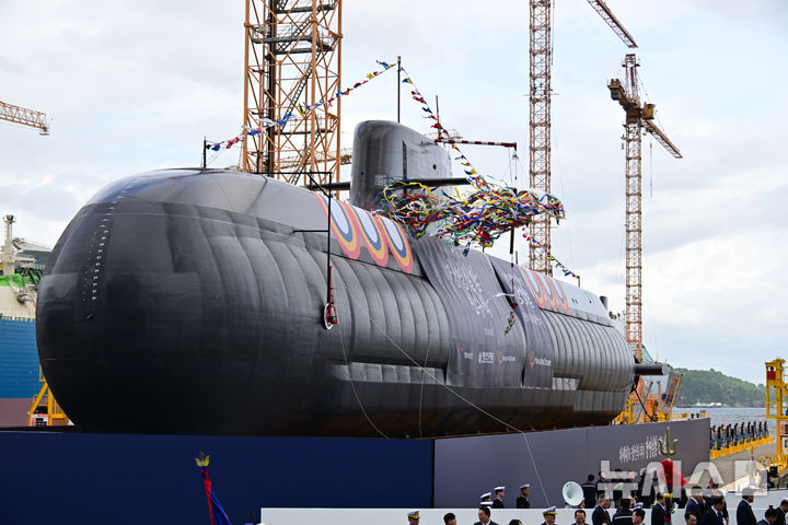 한-캐나다 총리, 한화오션 거제조선소 방문…장영실함 등 시찰 :: 공감언론 뉴시스