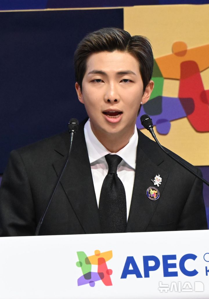 방탄소년단 RM "아미, 문화장벽 무너뜨려.…창작자에겐 'APEC 지원'이 영감"(종합) :: 공감언론 뉴시스